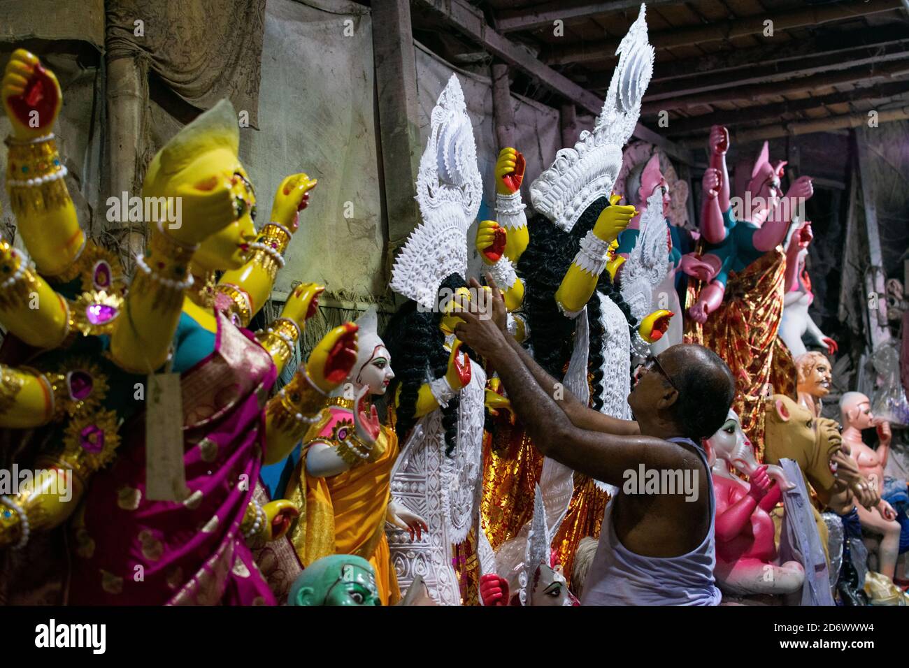 Khardaha, West Bengal, India. 19th Oct, 2020. Artists are busy in ...