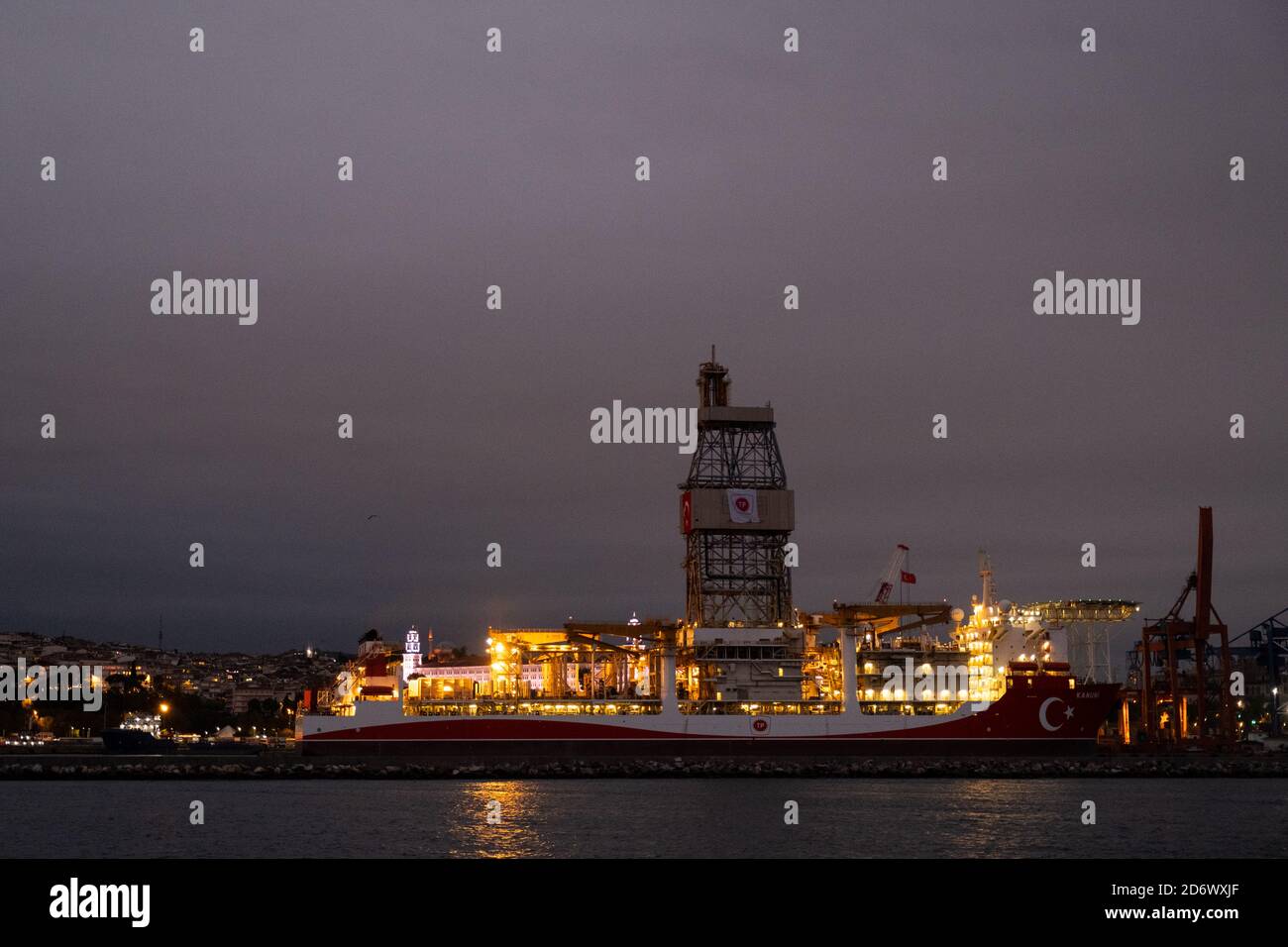 Drill ships hi-res stock photography and images - Alamy