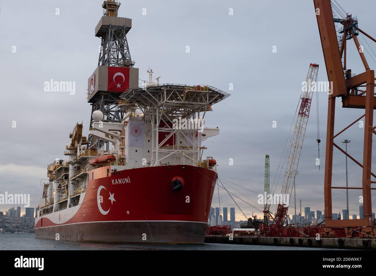 Drill ships hi-res stock photography and images - Alamy