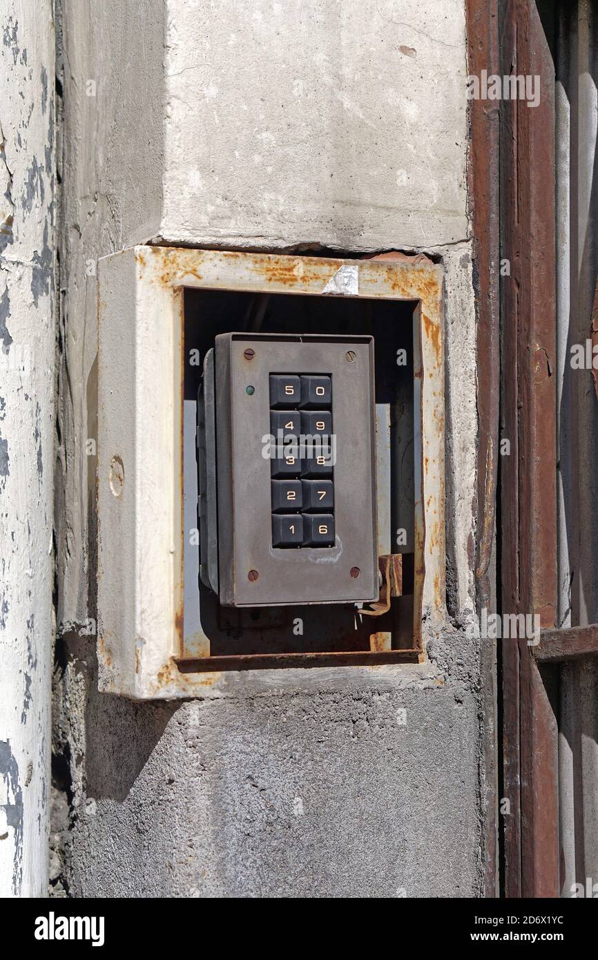 Old security keypad for pin code entry Stock Photo - Alamy