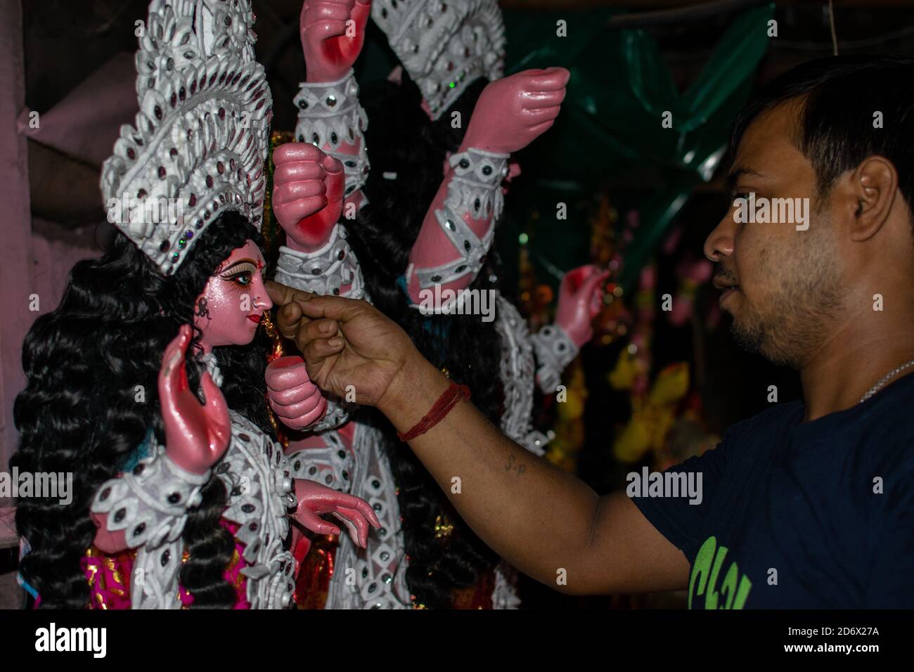 Khardaha, West Bengal, India. 19th Oct, 2020. Artists are busy in ...