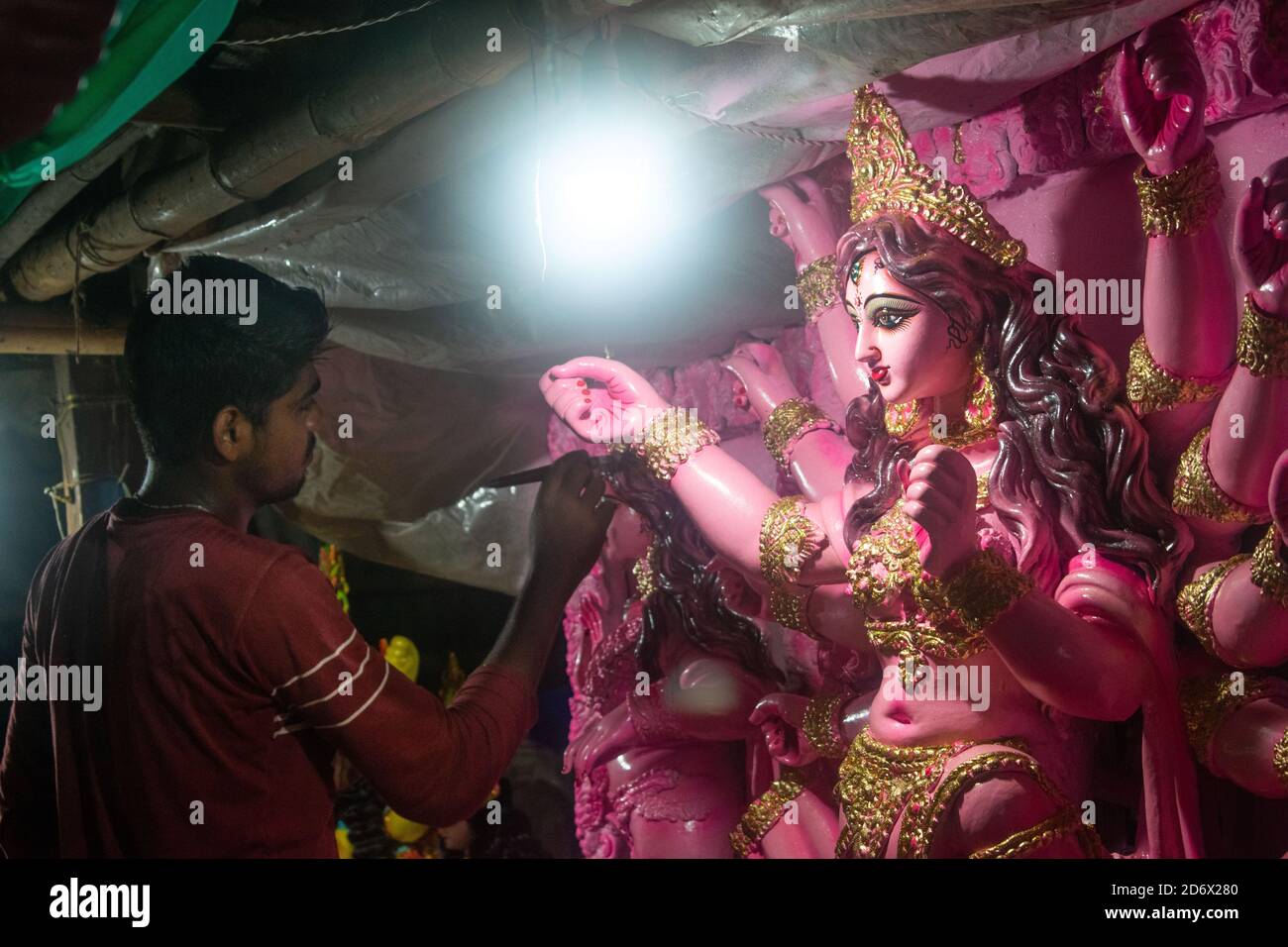 Khardaha, West Bengal, India. 19th Oct, 2020. Artists are busy in ...