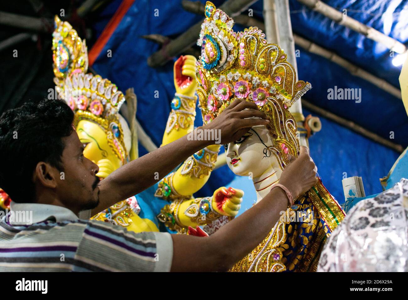 Khardaha, West Bengal, India. 19th Oct, 2020. Artists are busy in ...