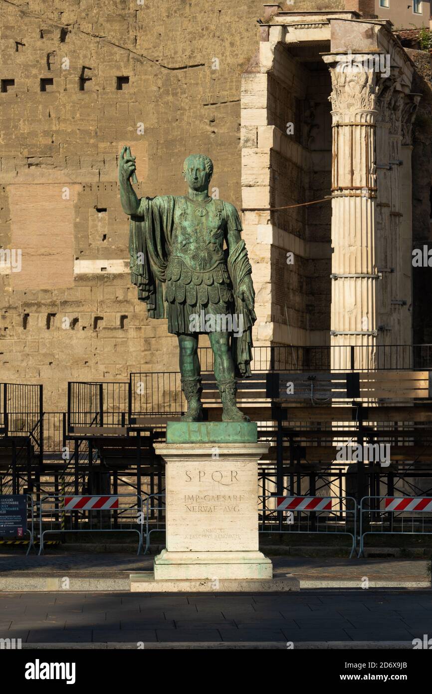 Statue of julius caesar in rome hi-res stock photography and images - Alamy