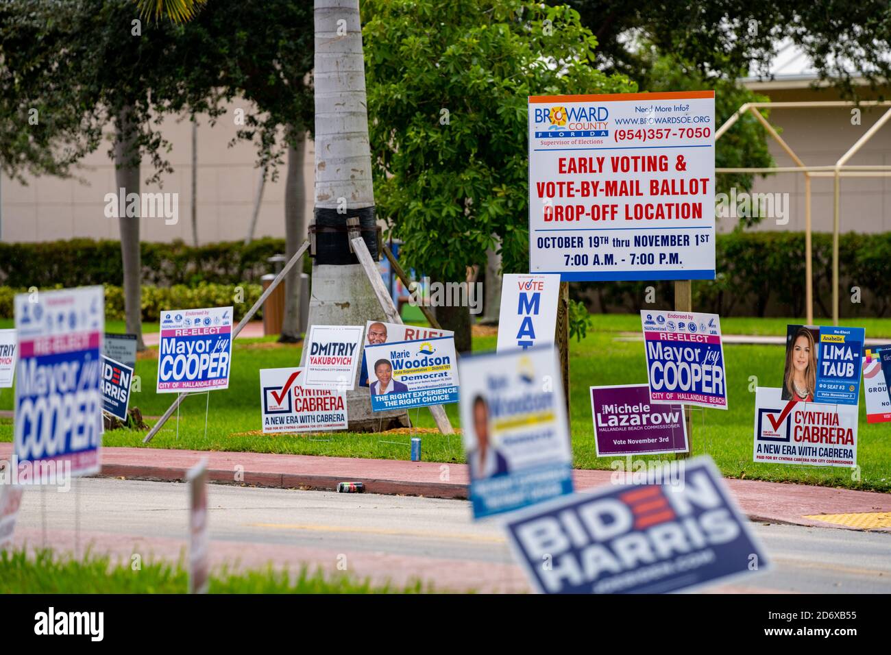 Election signs 2020 hi-res stock photography and images - Alamy