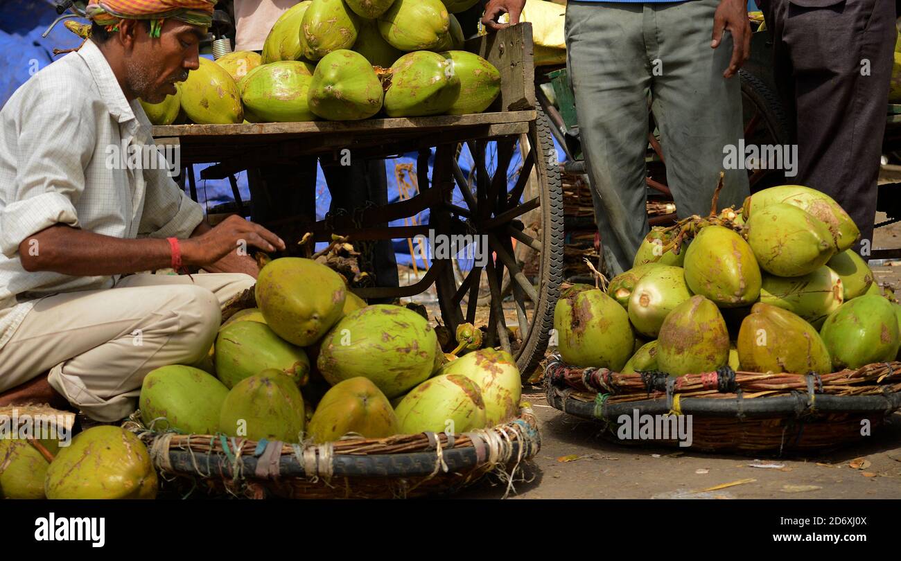 Market stall selling photos hi-res stock photography and images - Alamy