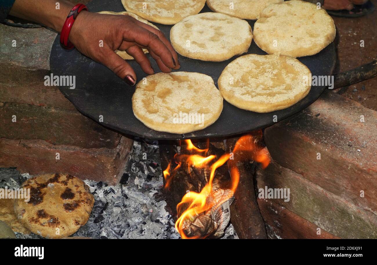 Chapatti hi-res stock photography and images - Alamy