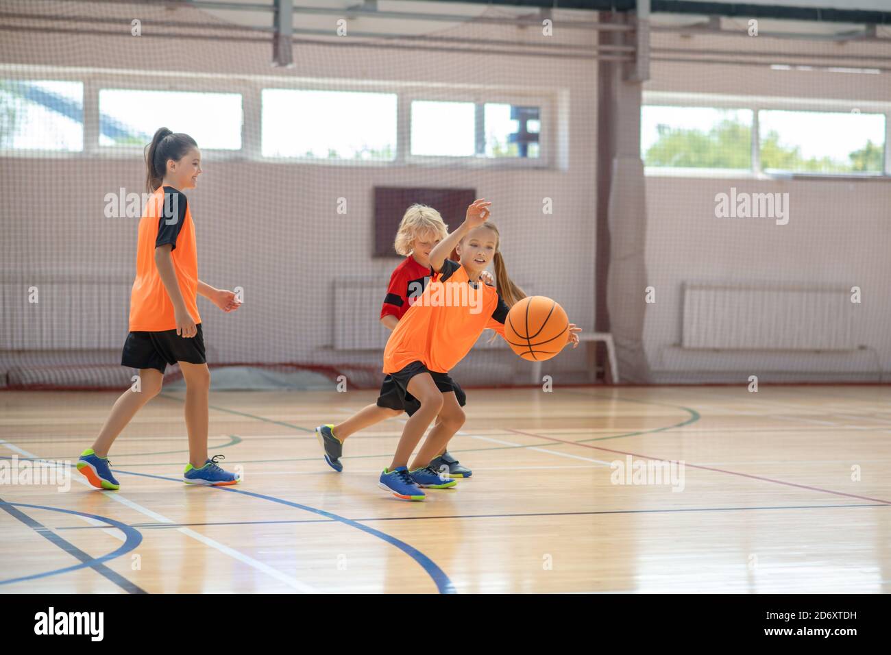 Kids playing basketball gym hi-res stock photography and images - Alamy