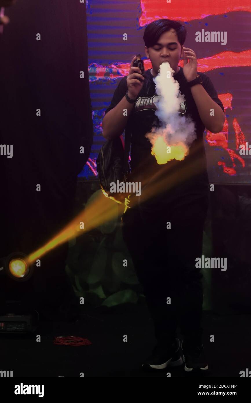 Vaping artist hi-res stock photography and images - Alamy