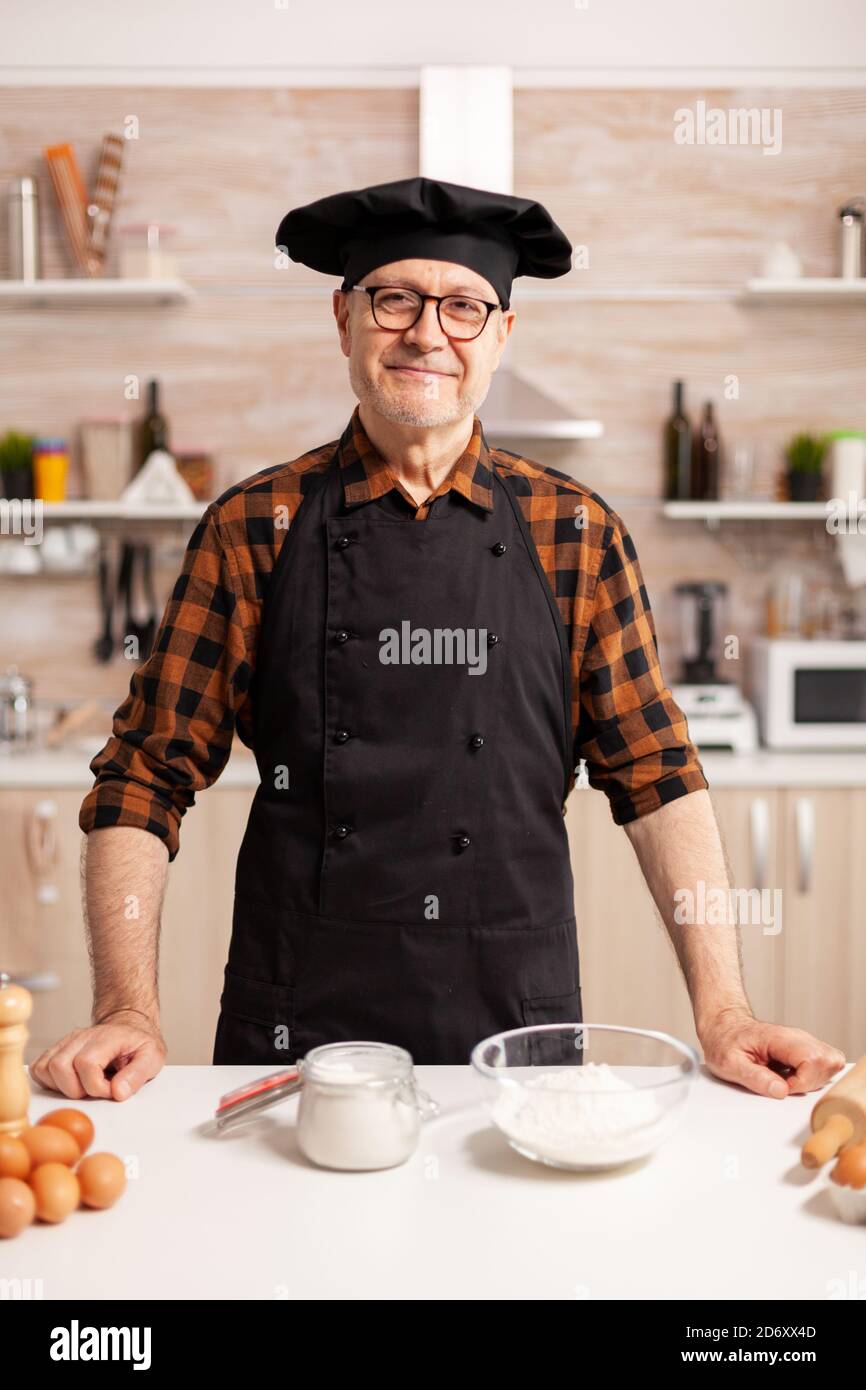 Senior man bonete kitchen hi-res stock photography and images - Alamy