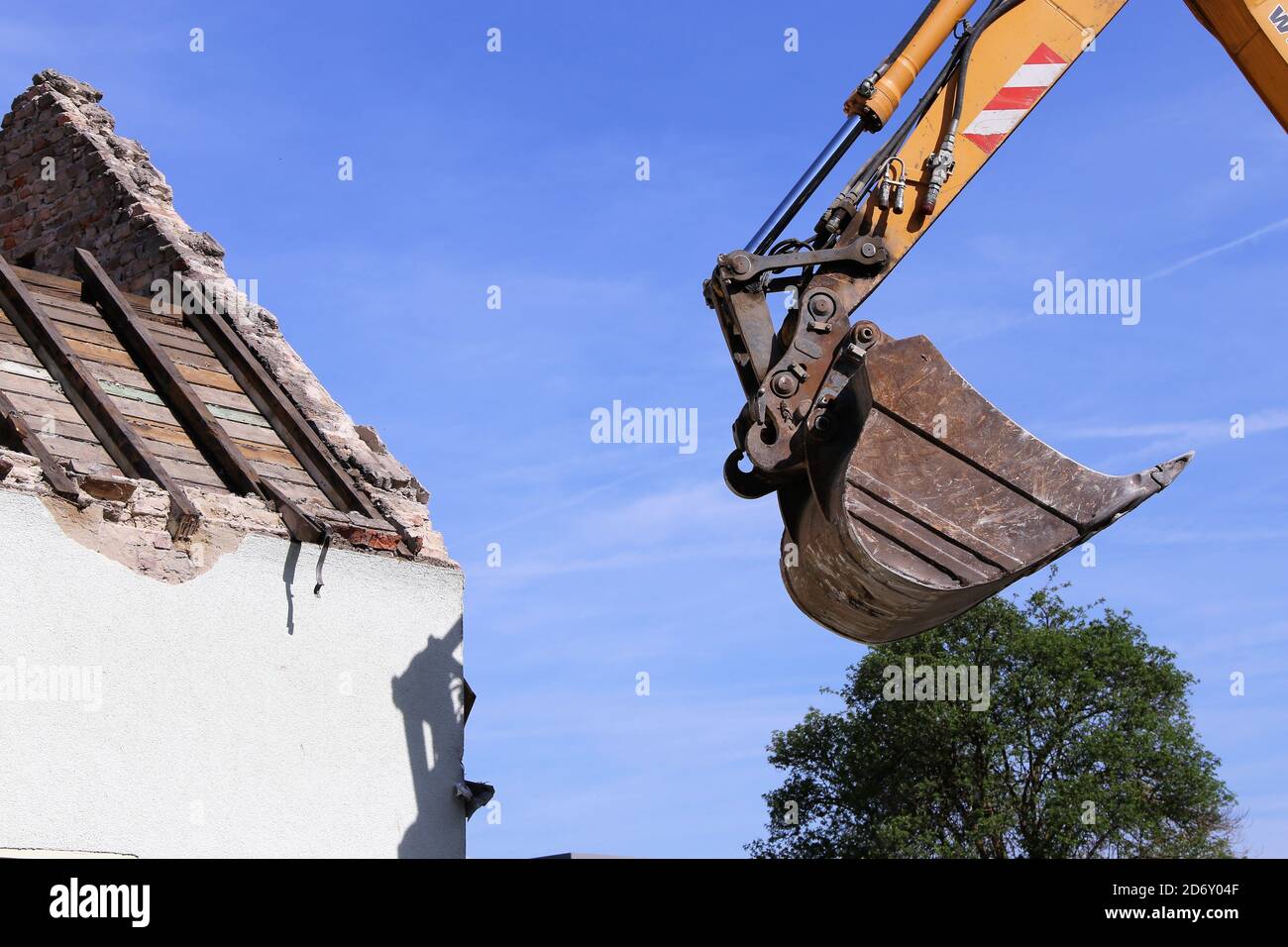 Demolition work - an old building is demolished Stock Photo - Alamy