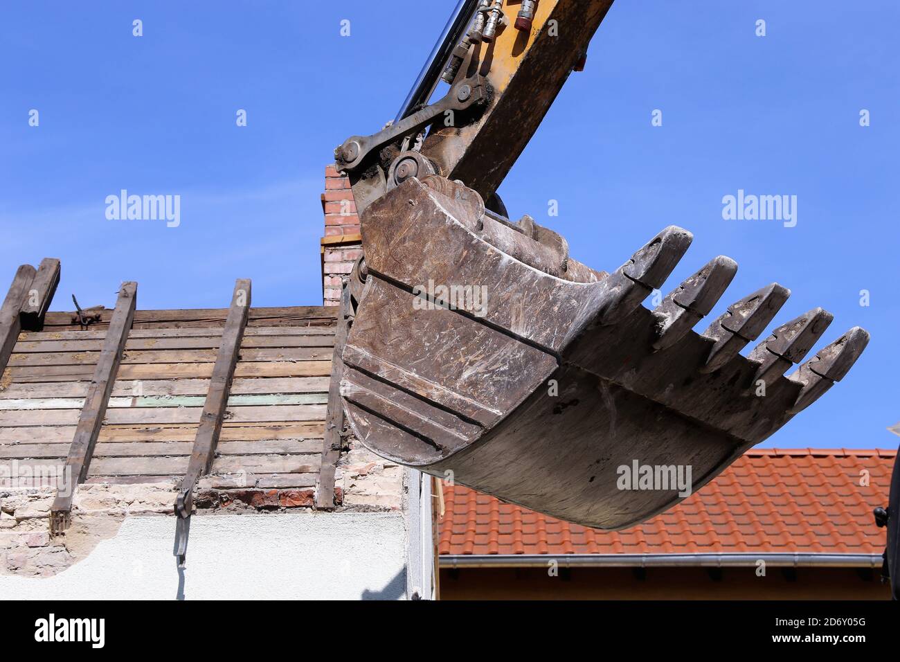 Demolition work - an old building is demolished Stock Photo - Alamy