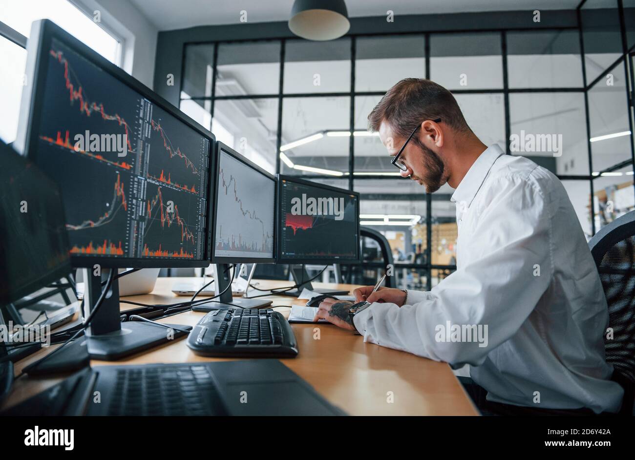 Finance broker hi-res stock photography and images - Alamy