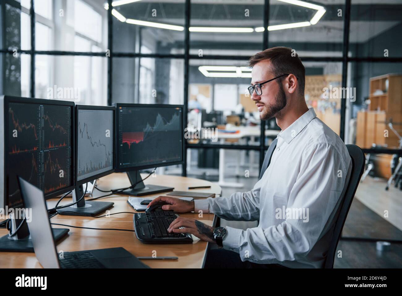 Professional stockbroker hi-res stock photography and images - Alamy