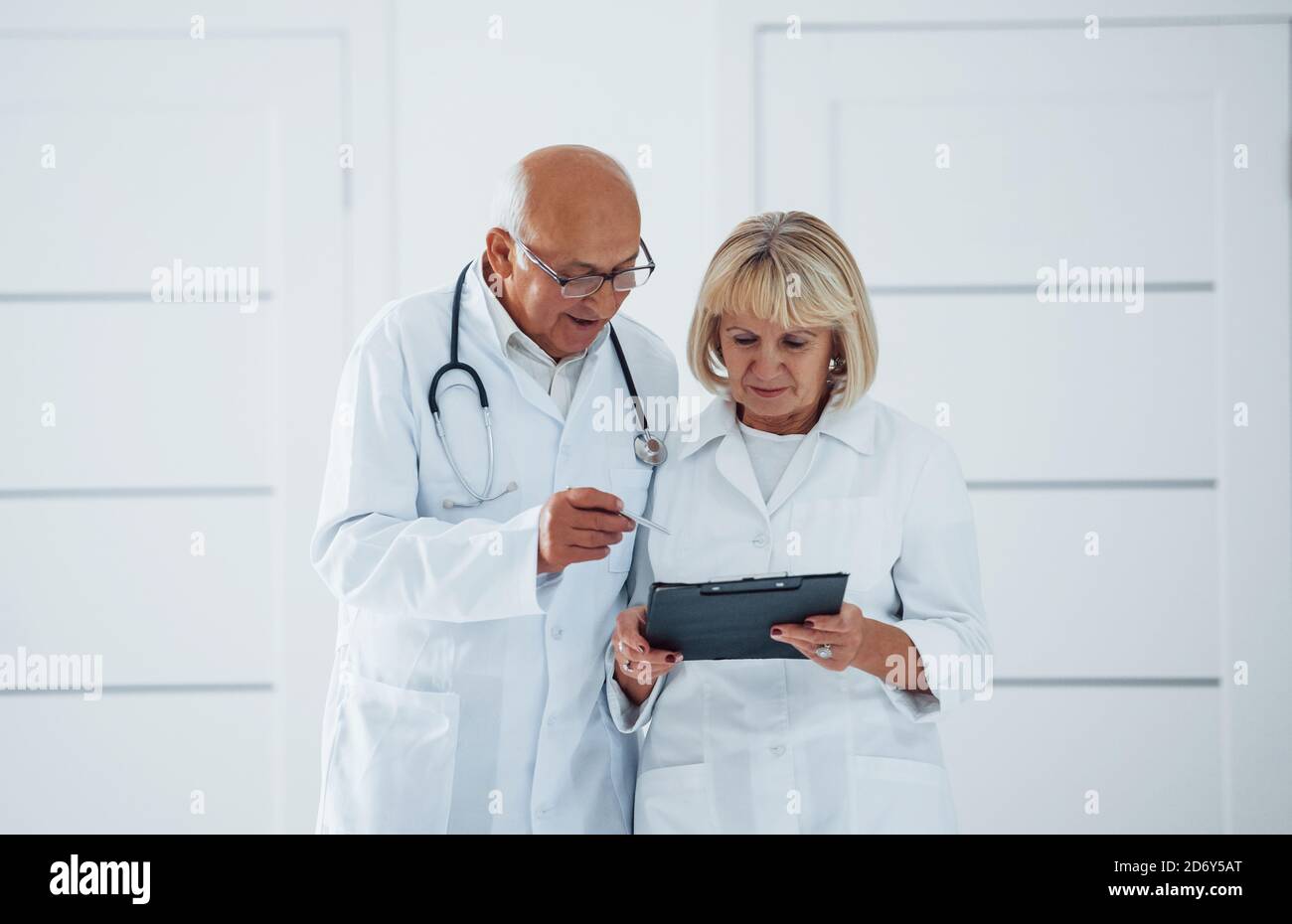 Two senior doctors stands hi-res stock photography and images - Alamy