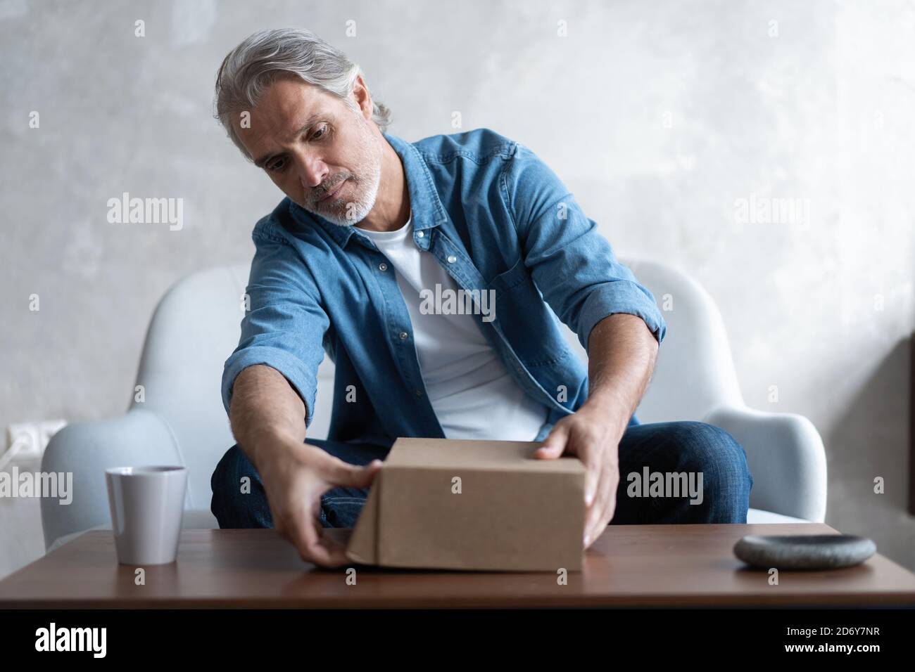 Present quick hi-res stock photography and images - Alamy