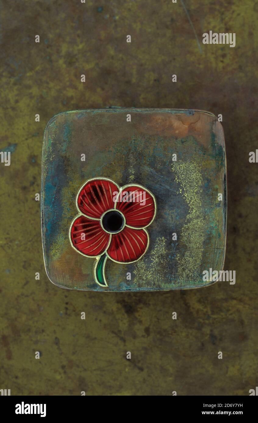 Poppy badge enamel hi-res stock photography and images - Alamy