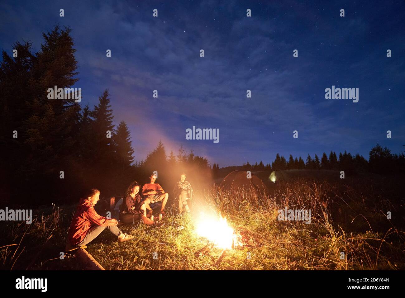 Sitting around a log fire hi-res stock photography and images - Alamy