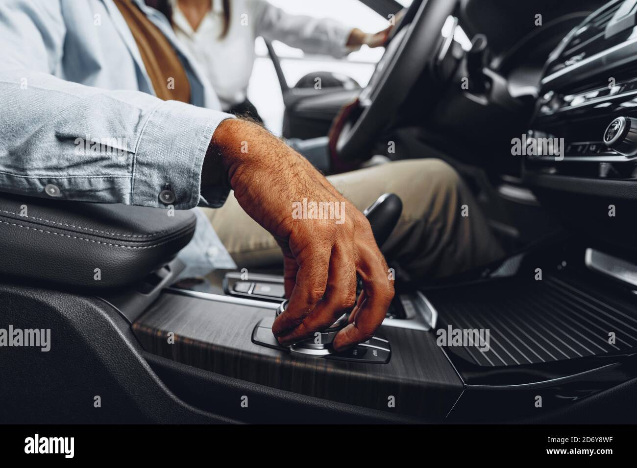 Male hand on gear shift lever in a luxury car Stock Photo - Alamy