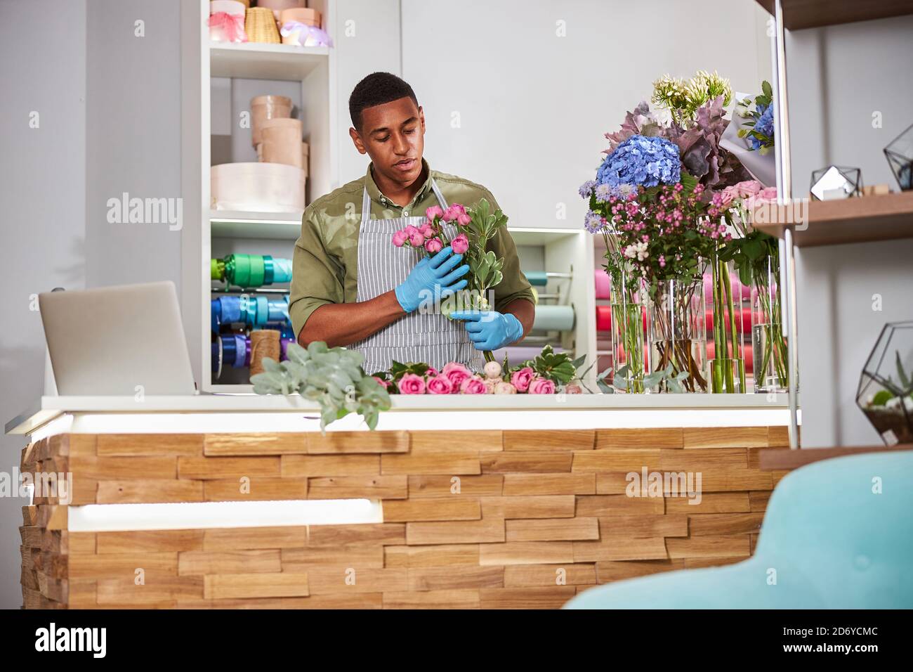 Florist working hi-res stock photography and images - Alamy