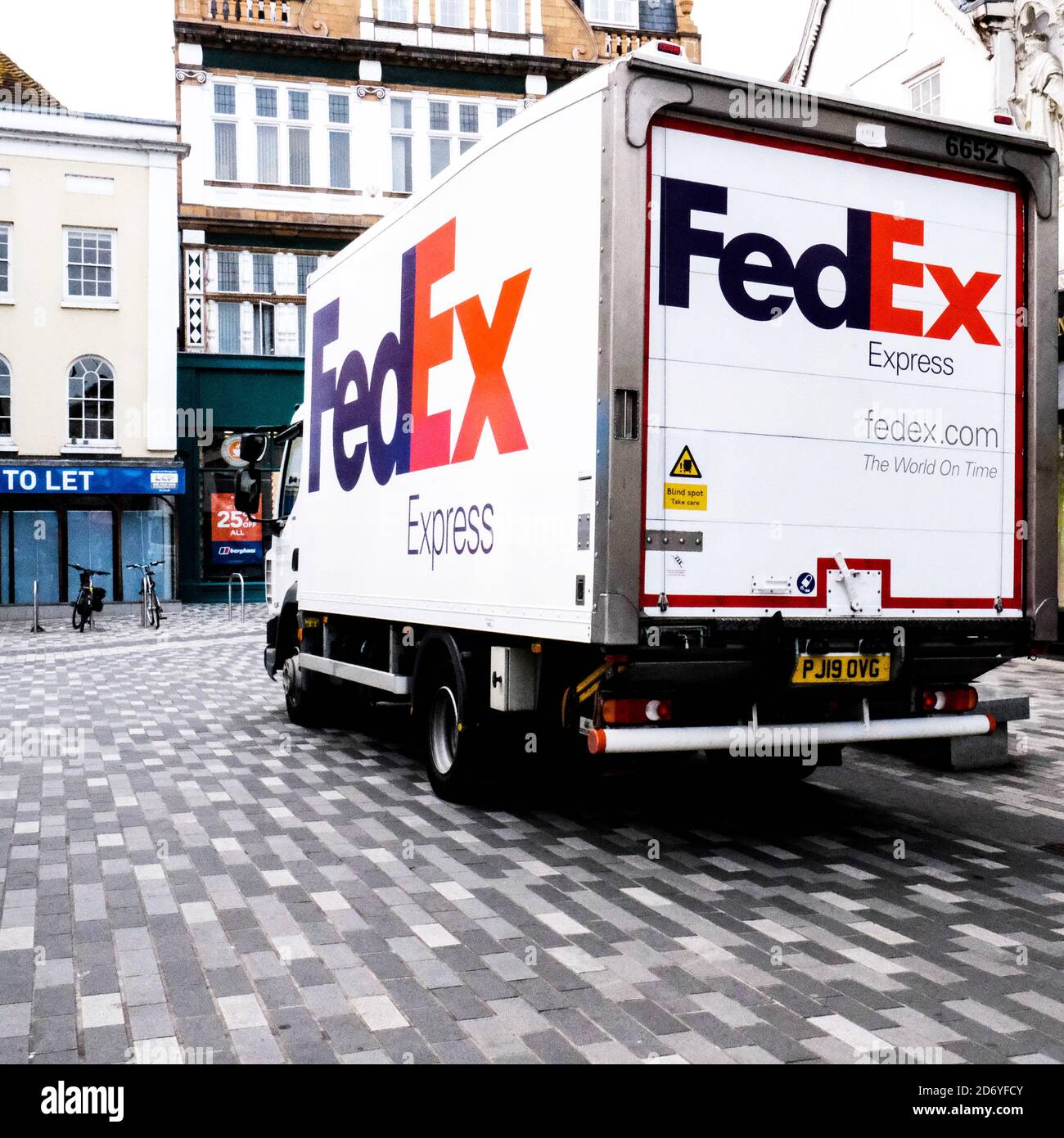 Fedex van uk hi-res stock photography and images - Alamy