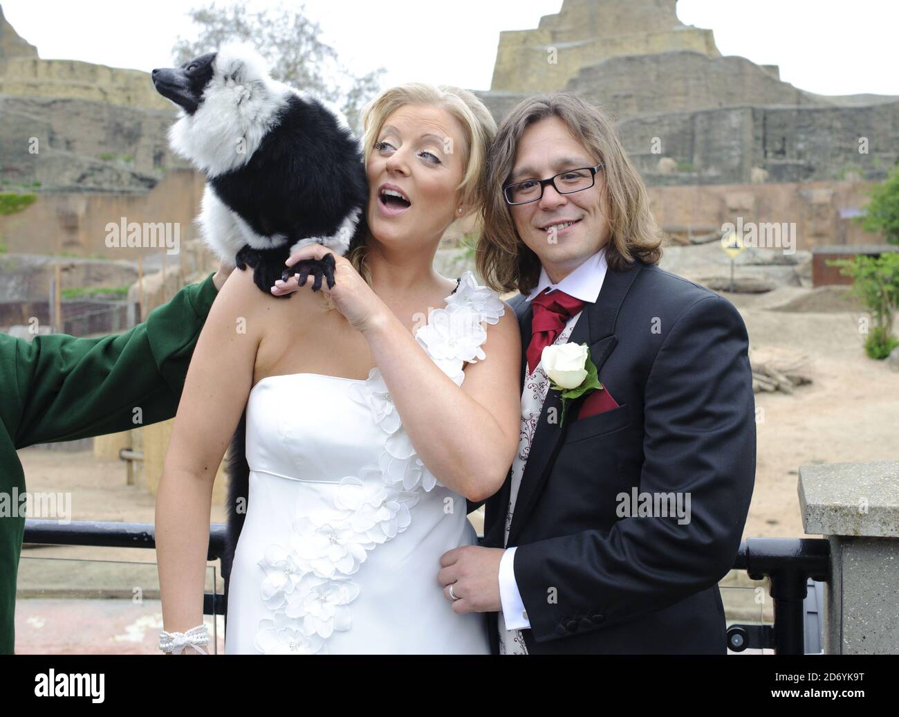 Rikki Parker and Rachel Barrett (pictured with a Lemur) get married ...