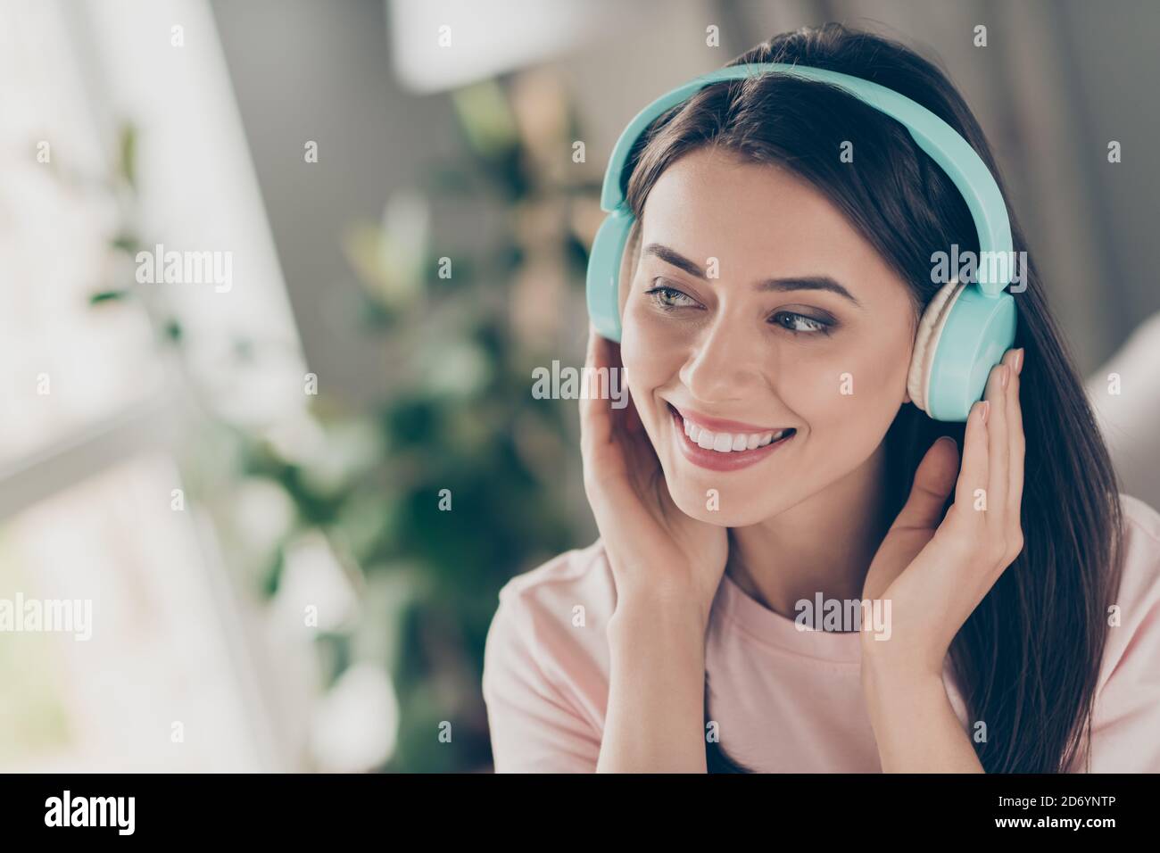 Close-up portrait of her she nice attractive pretty cute charming ...