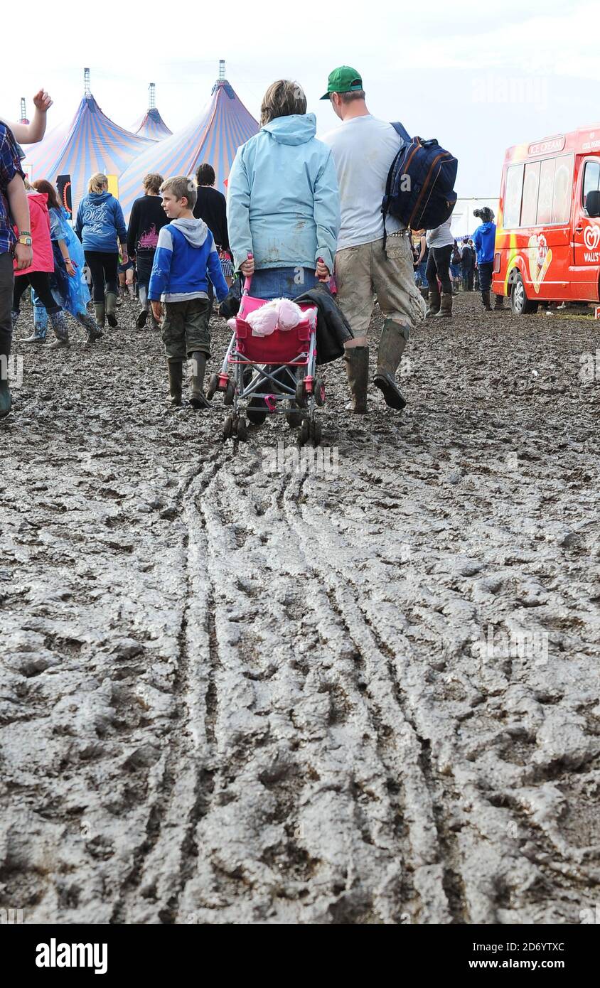 Mud on the first day of the Reading Festival in Berkshire Stock Photo ...