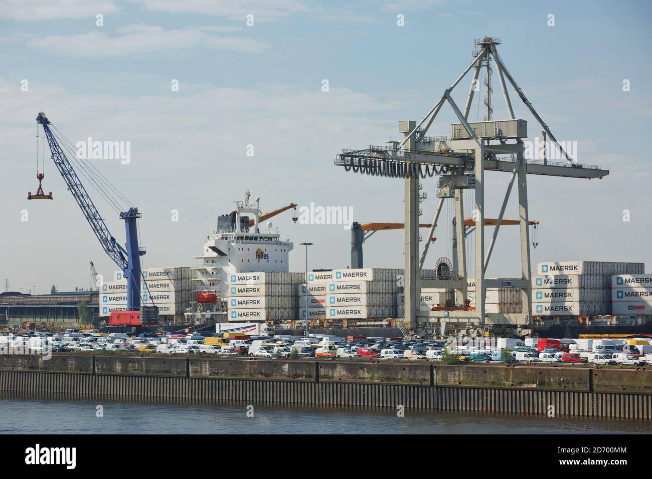 Modern container ports hi-res stock photography and images - Alamy