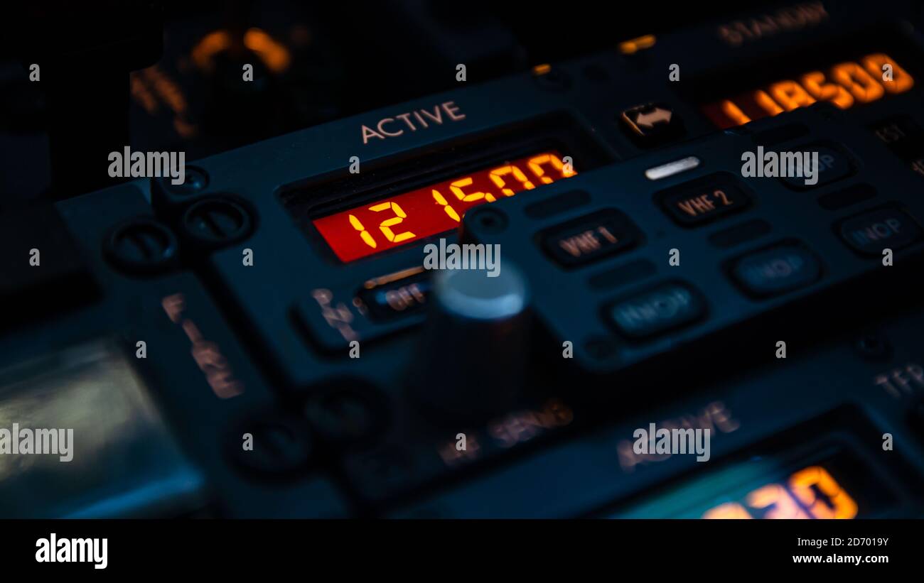 Airliner cockpit hi-res stock photography and images - Alamy