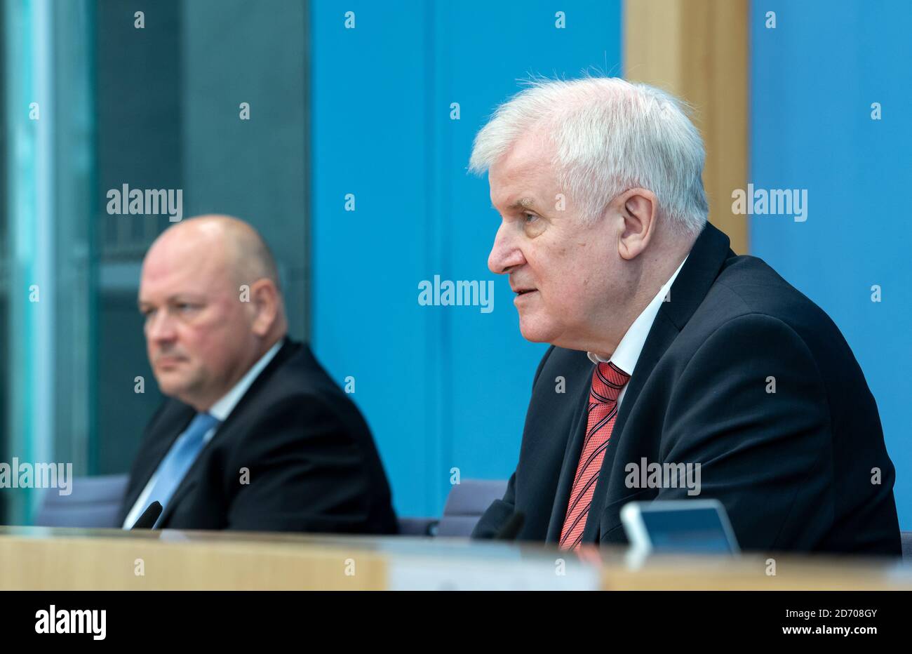 Berlin, Germany. 20th Oct, 2020. Horst Seehofer (r, CSU), Federal ...