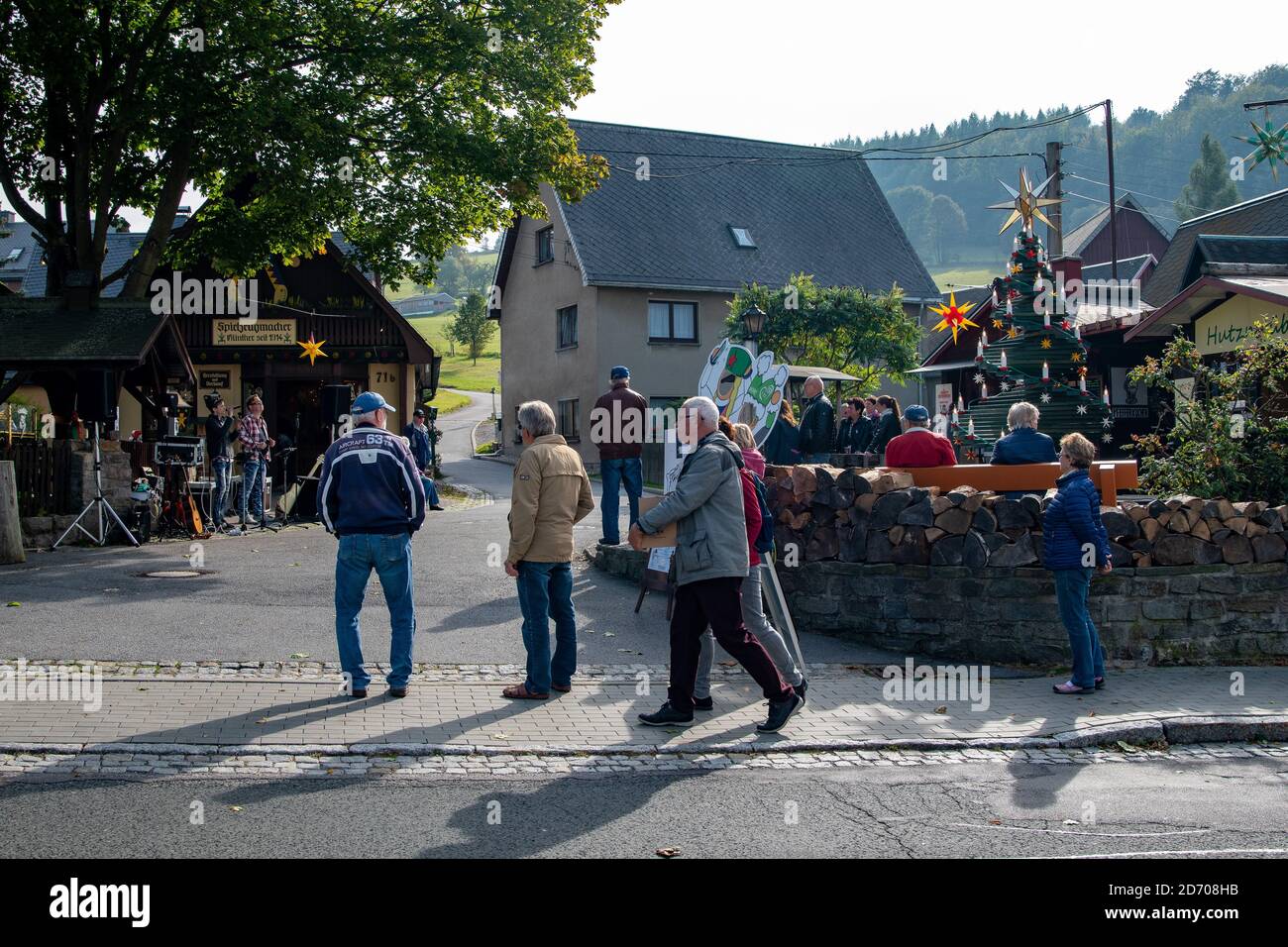 Seiffen, Germany. 02nd Oct, 2020. In the Toy Village Seiffen the first ...