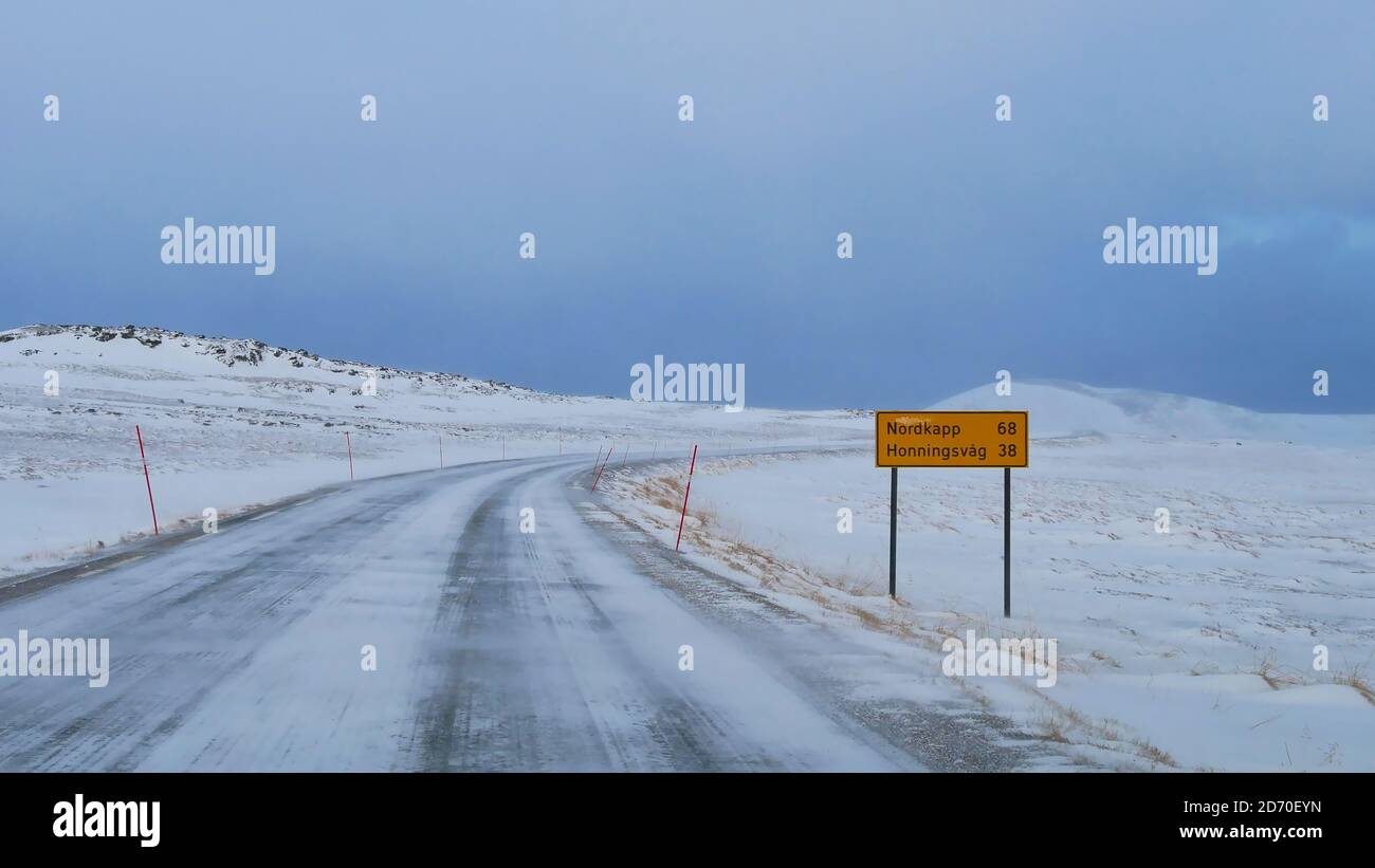 Slippery road sign hi-res stock photography and images - Alamy