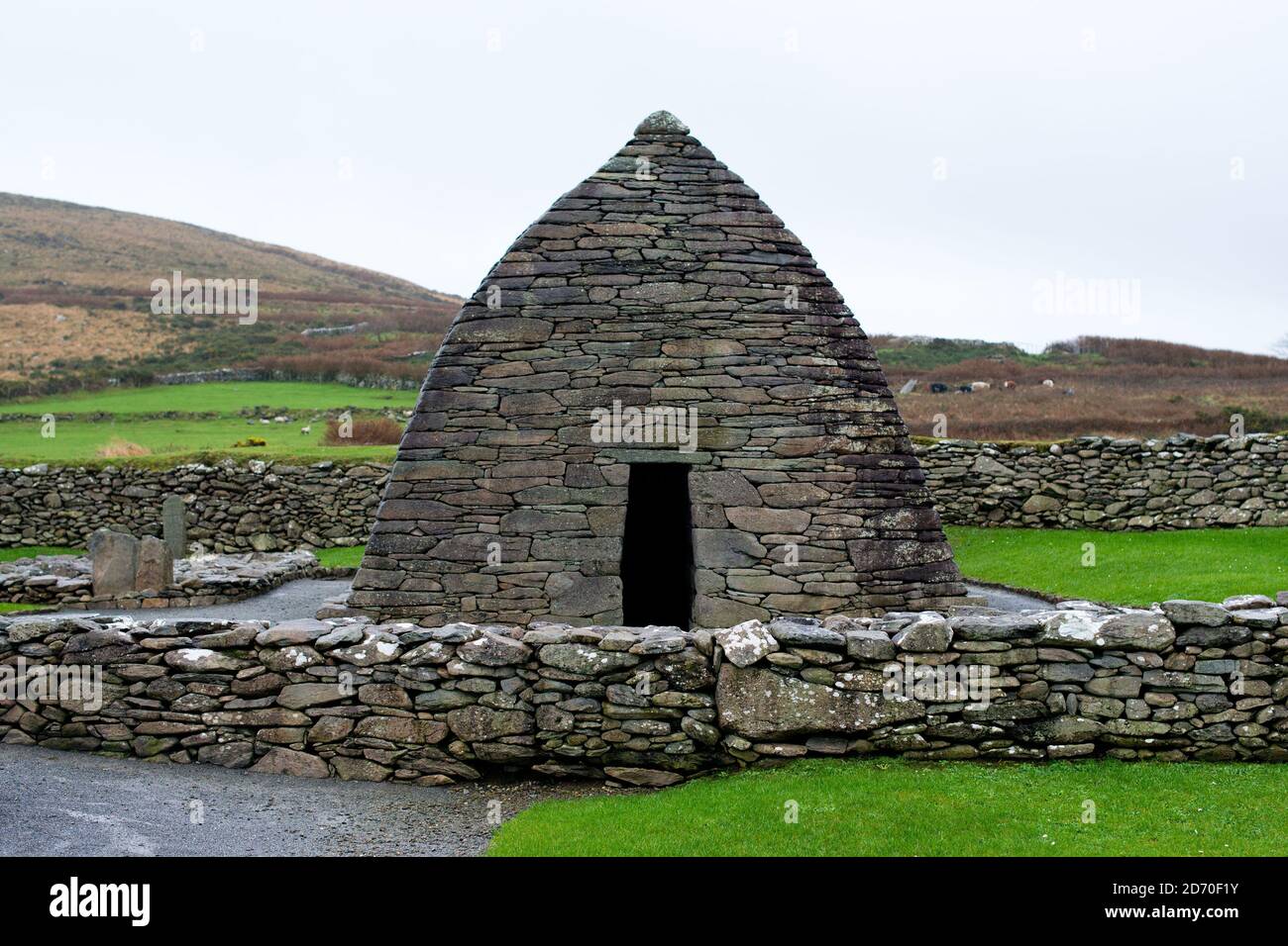 The Gallus Oratory, a 6th century dry stone church, on the Dingle ...