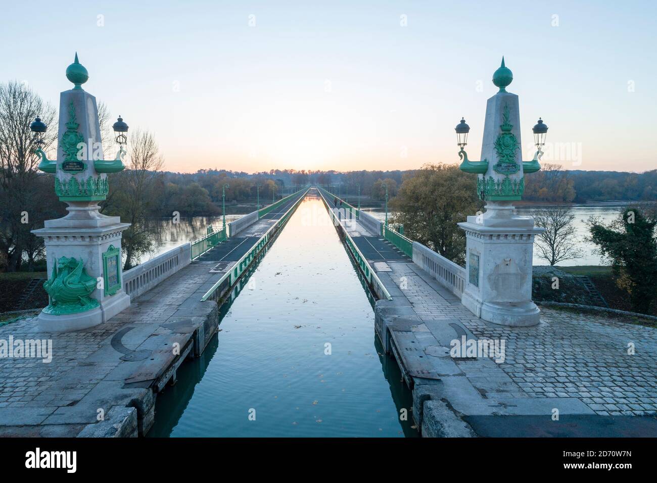 France canal de briare bridge hi-res stock photography and images - Alamy