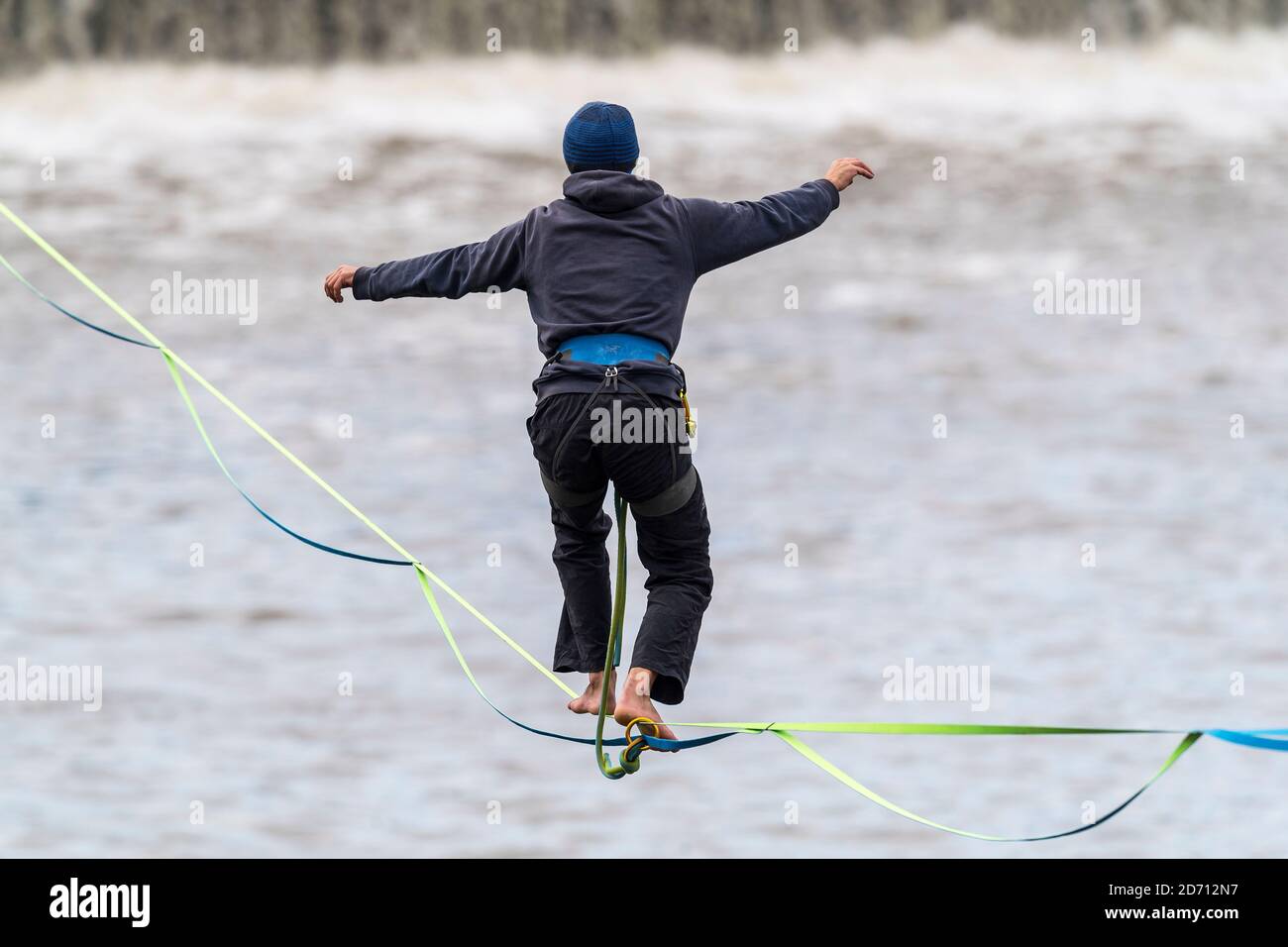 Slackliners hi-res stock photography and images - Alamy