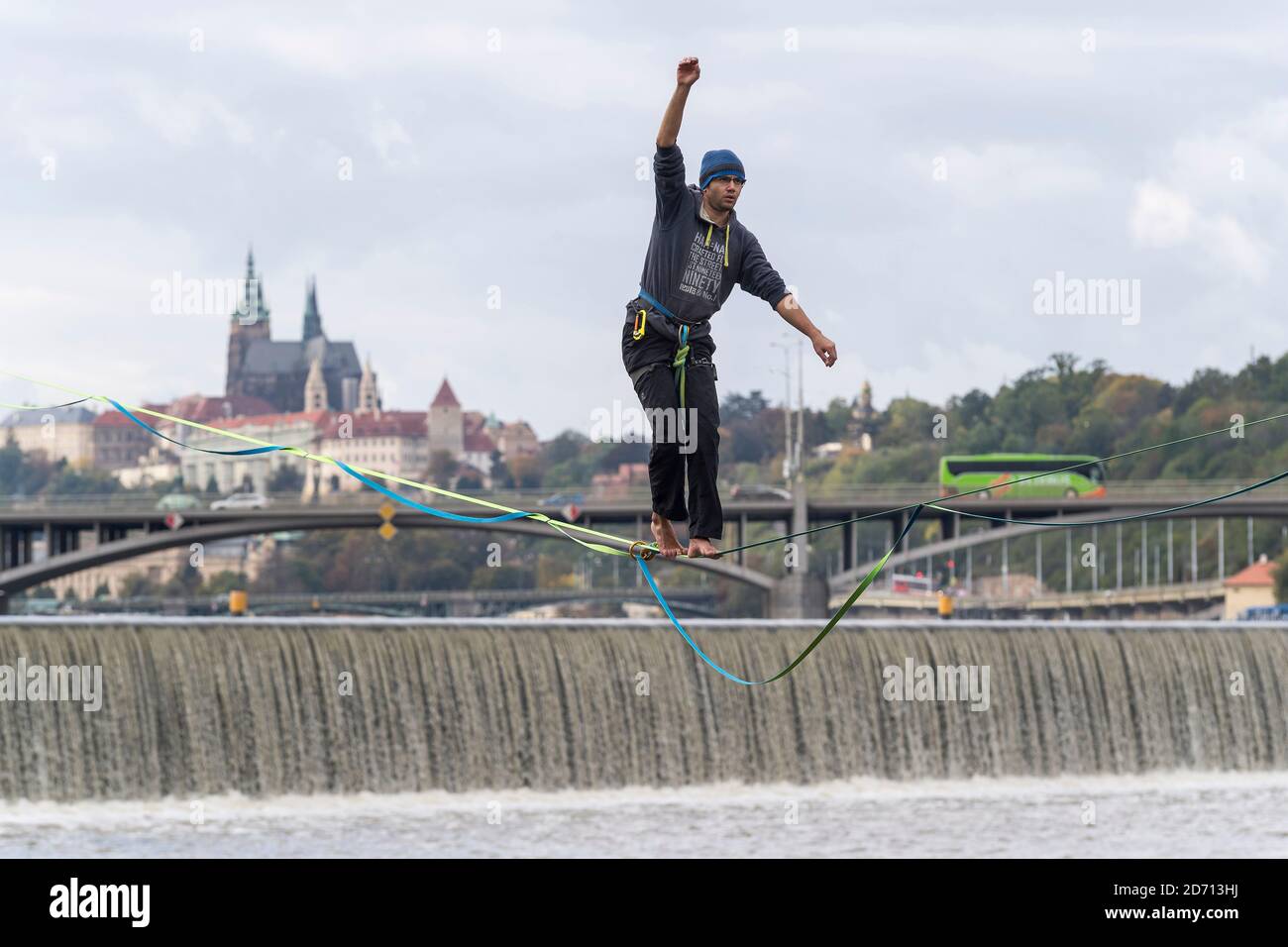 Slackliners hi-res stock photography and images - Alamy