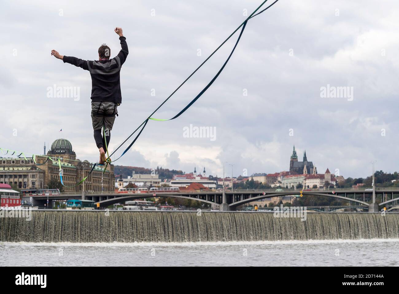 Slackliners hi-res stock photography and images - Alamy