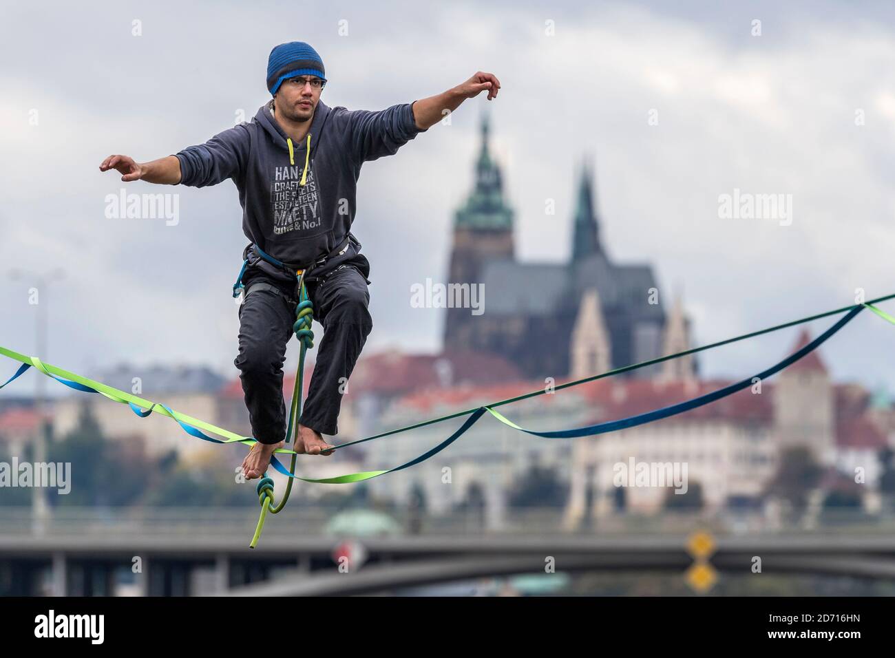 Slackliners hi-res stock photography and images - Alamy