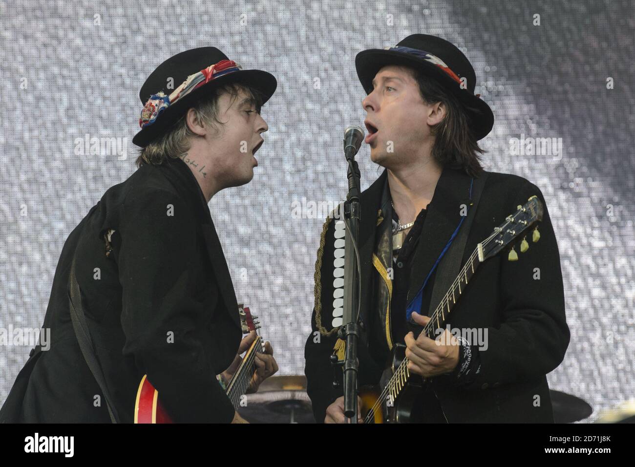 Pete Doherty and Carl Barat of the Libertines performing as a surprise ...