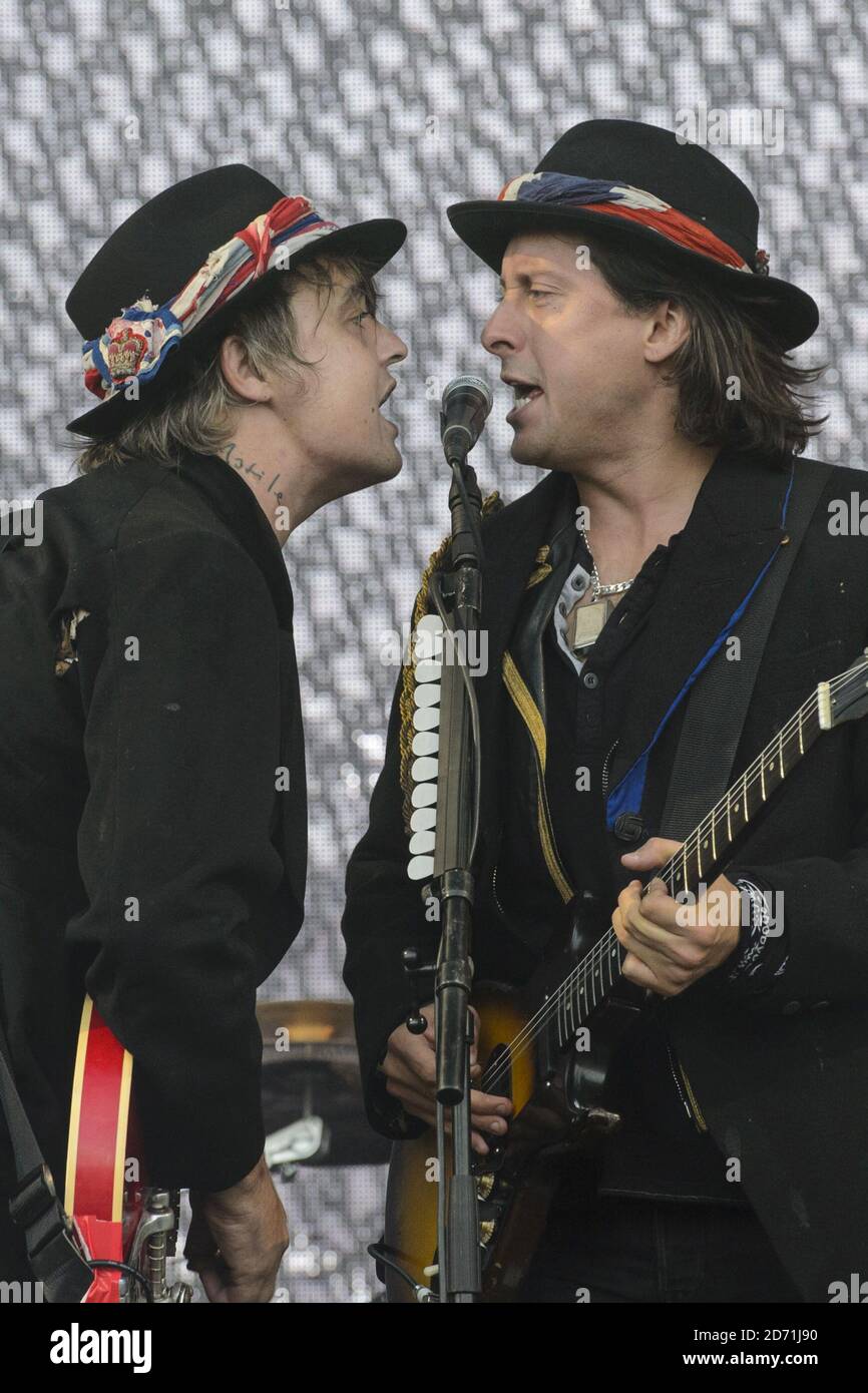 Pete Doherty and Carl Barat of the Libertines performing as a surprise ...