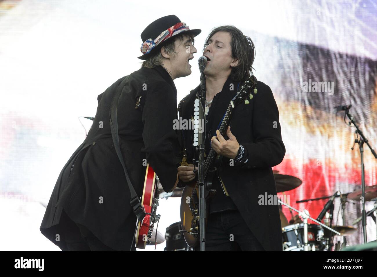 Pete Doherty and Carl Barat of the Libertines performing as a surprise ...