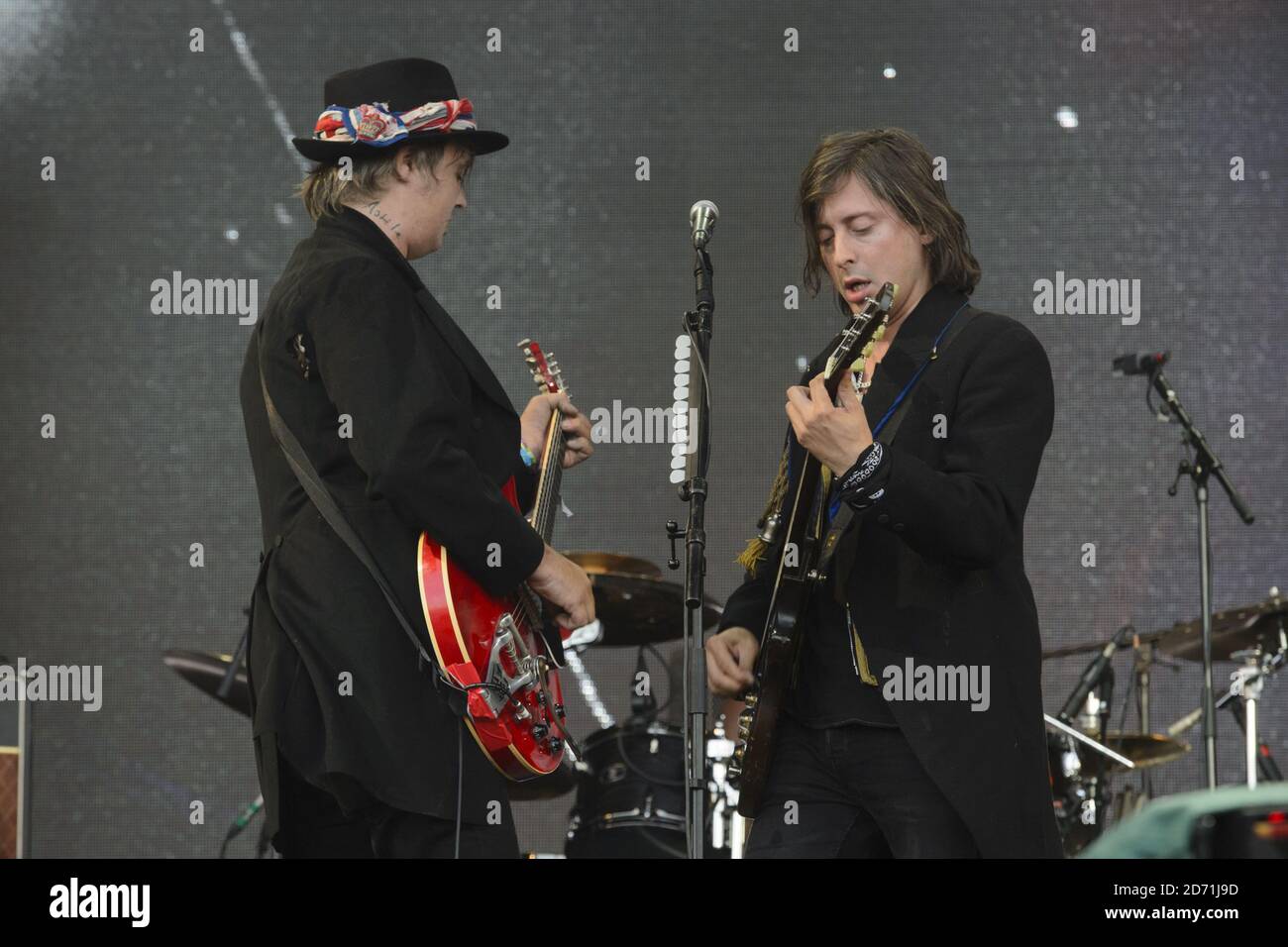 Pete Doherty and Carl Barat of the Libertines performing as a surprise ...