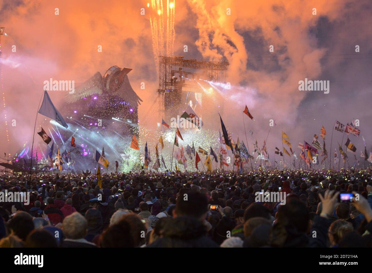 Glastonbury pyramid stage coldplay hi-res stock photography and images ...