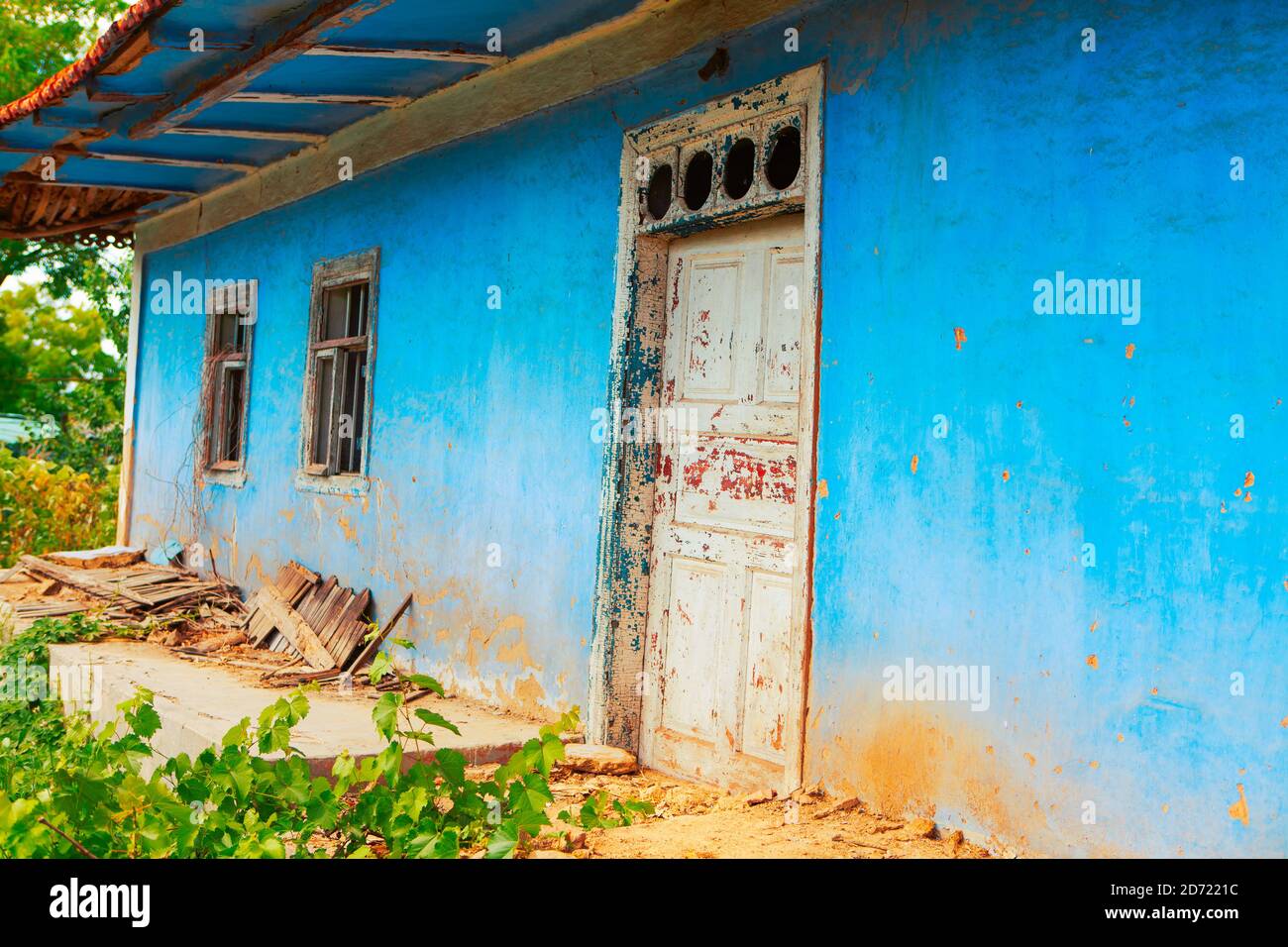 Facade of ruined and abandoned rustic house Stock Photo - Alamy