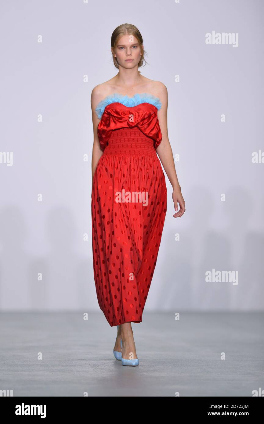 Red dress fashion show runway catwalk model modelling models hi-res ...