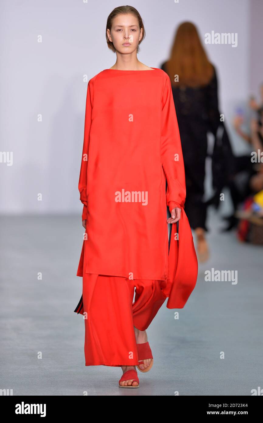 Red dress fashion show runway catwalk model modelling models hi-res ...