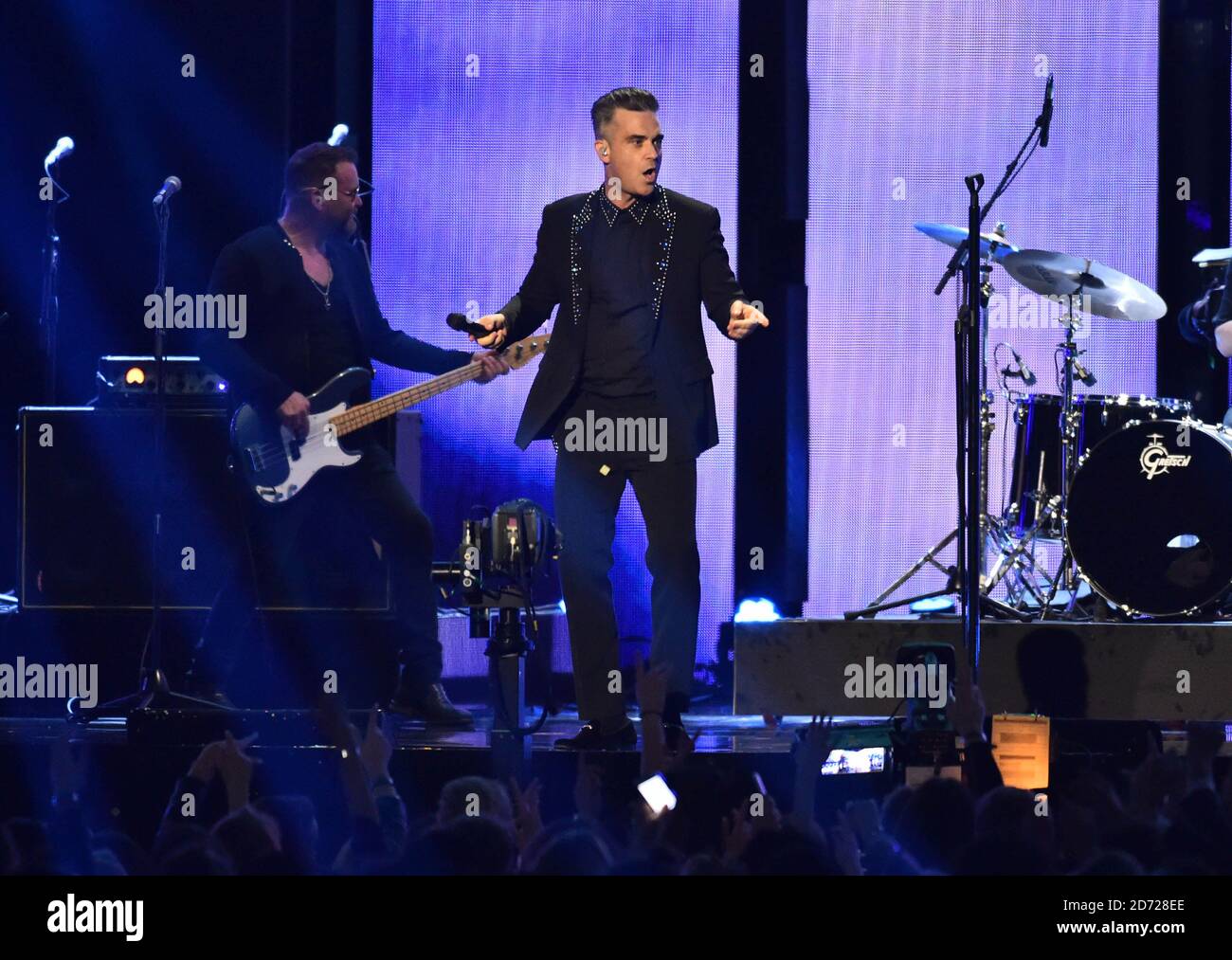 2017 robbie williams on stage hi-res stock photography and images - Alamy