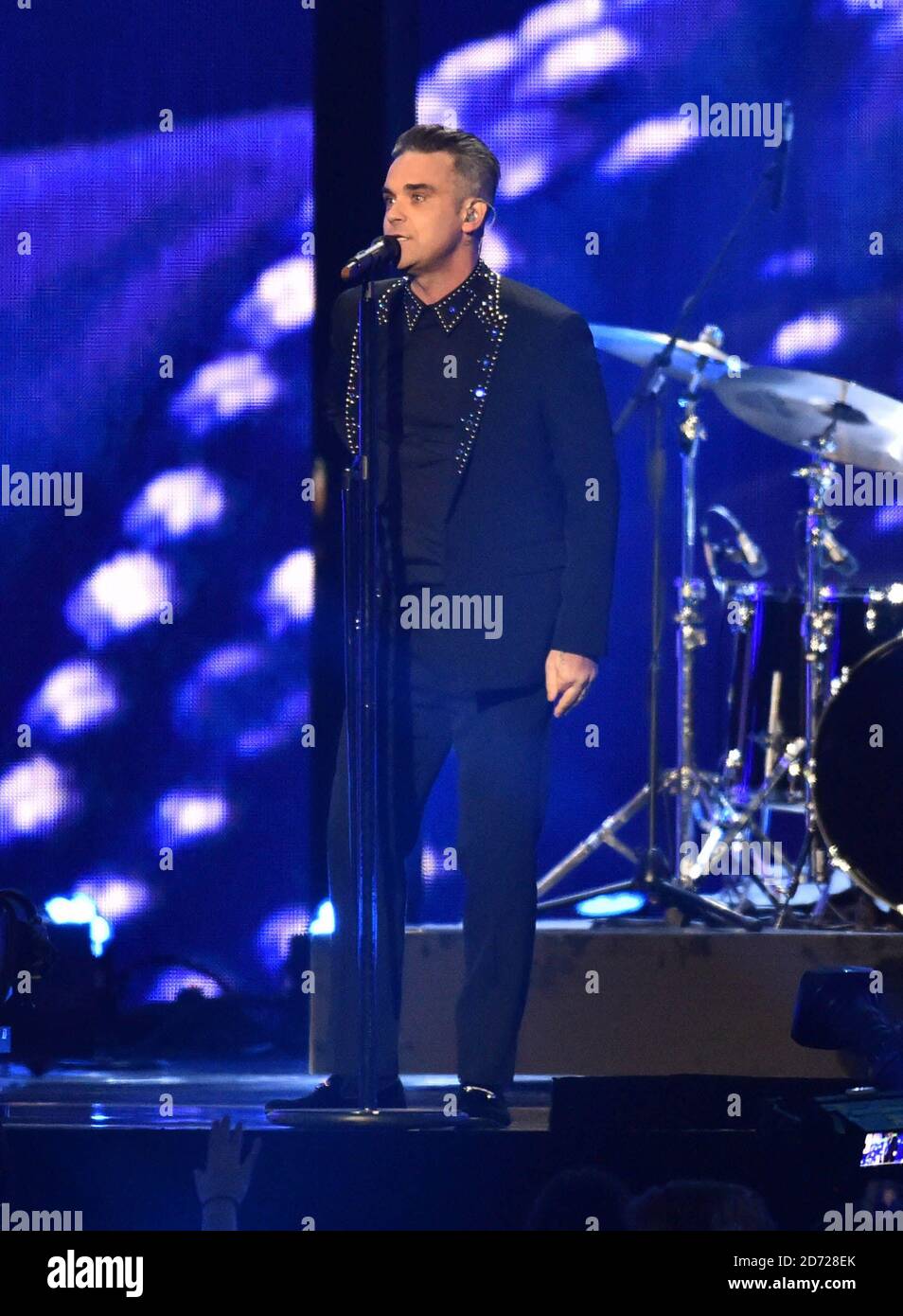 Full length celebrity showbiz stage hi-res stock photography and images ...