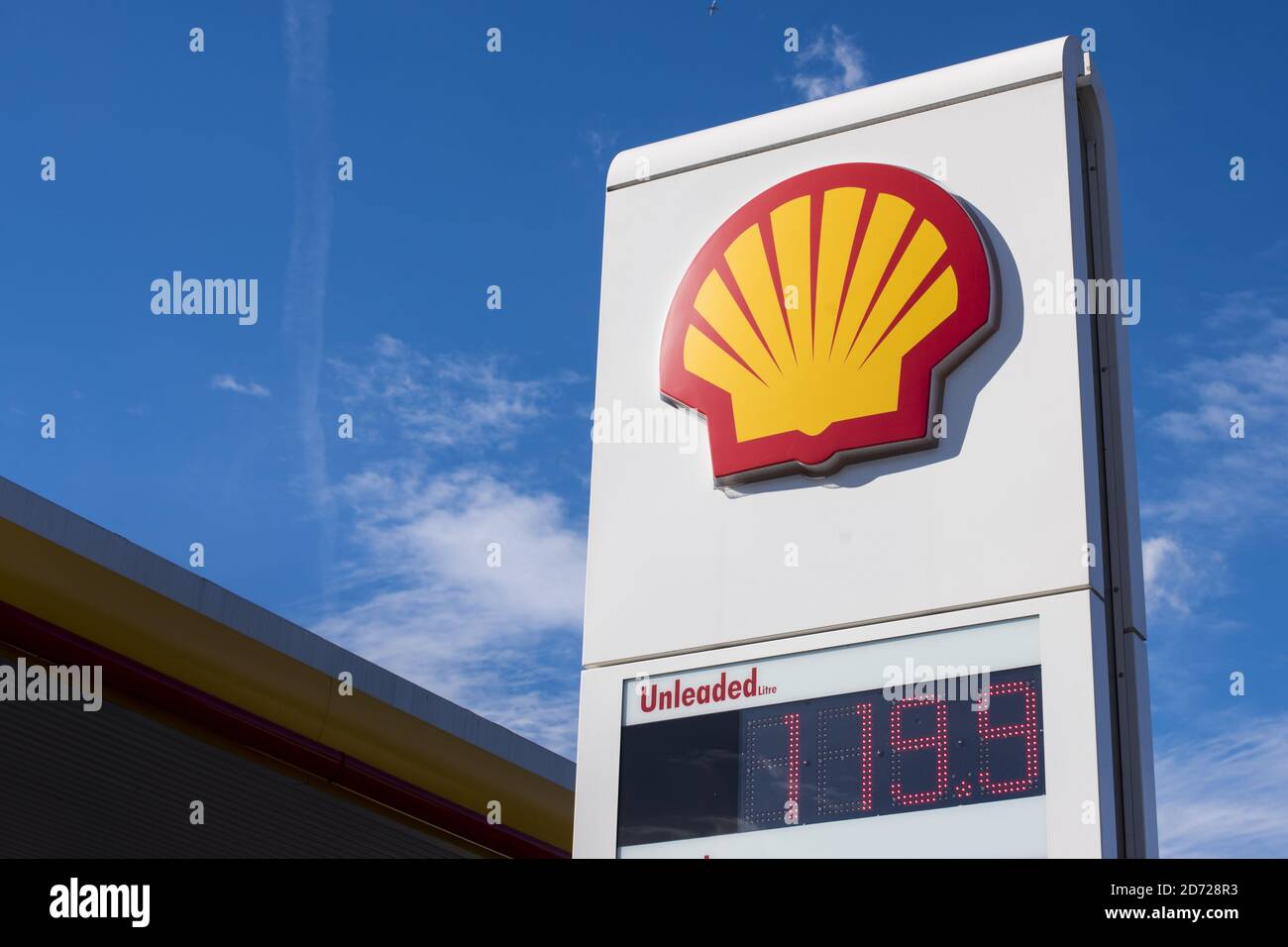 Shell garage in gb hi-res stock photography and images - Alamy